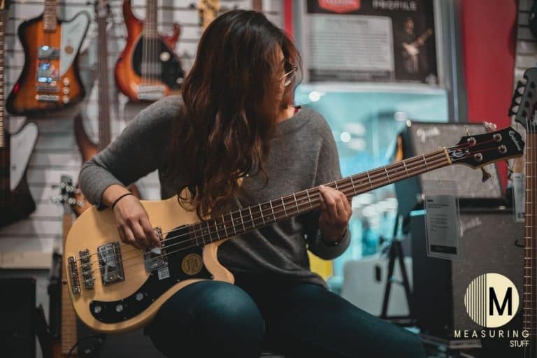 How Big Is A Guitar Neck? (With Size Comparisons) – Measuring Stuff